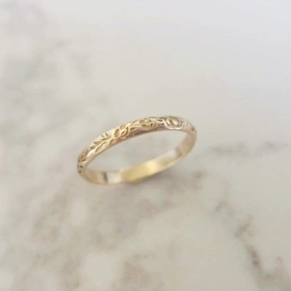 Thin floral wedding band, Flower wedding band, vintage style floral ri ...